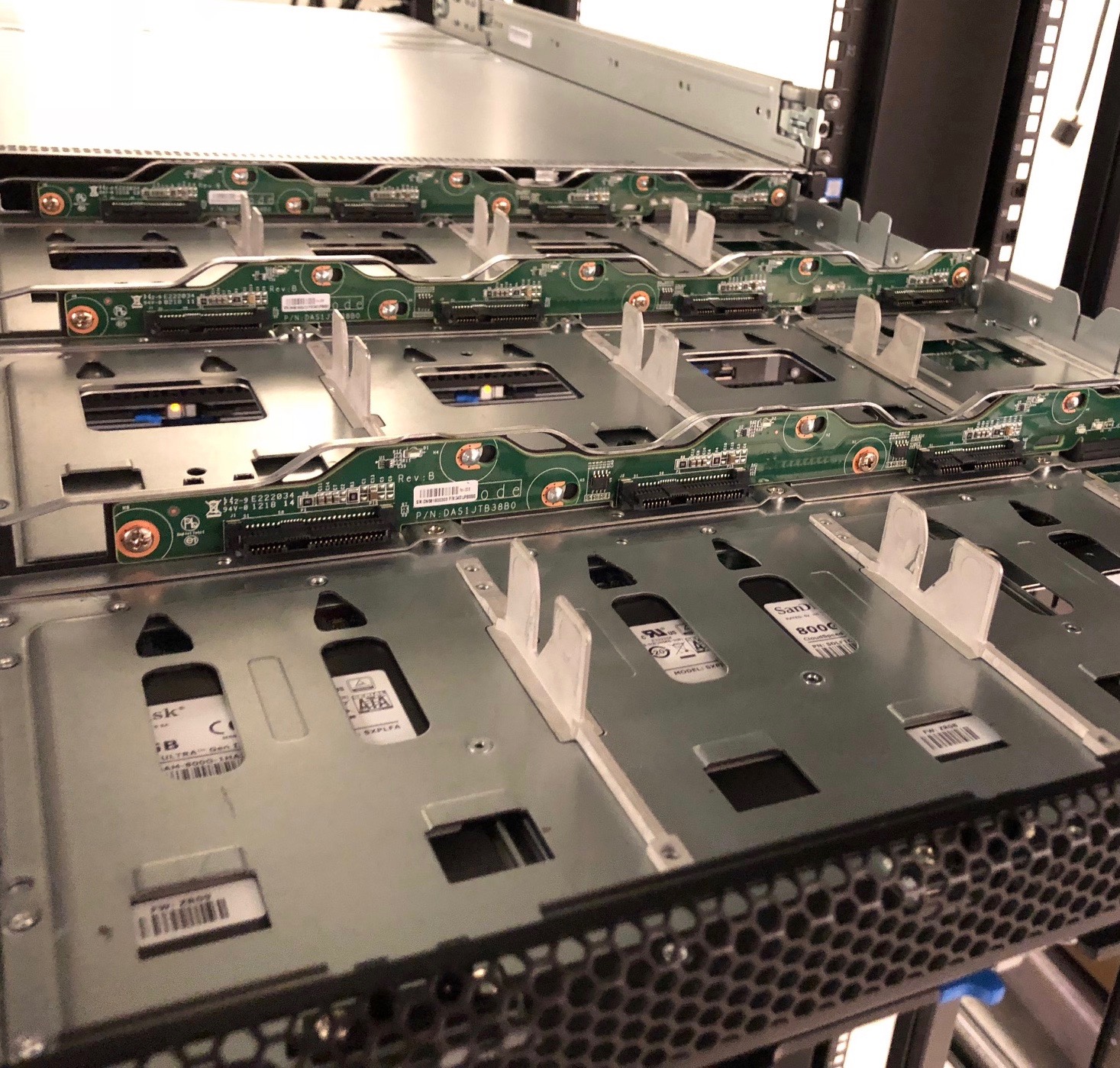 Qumulo K-144T and K-168T Chassis Field Replacement Unit